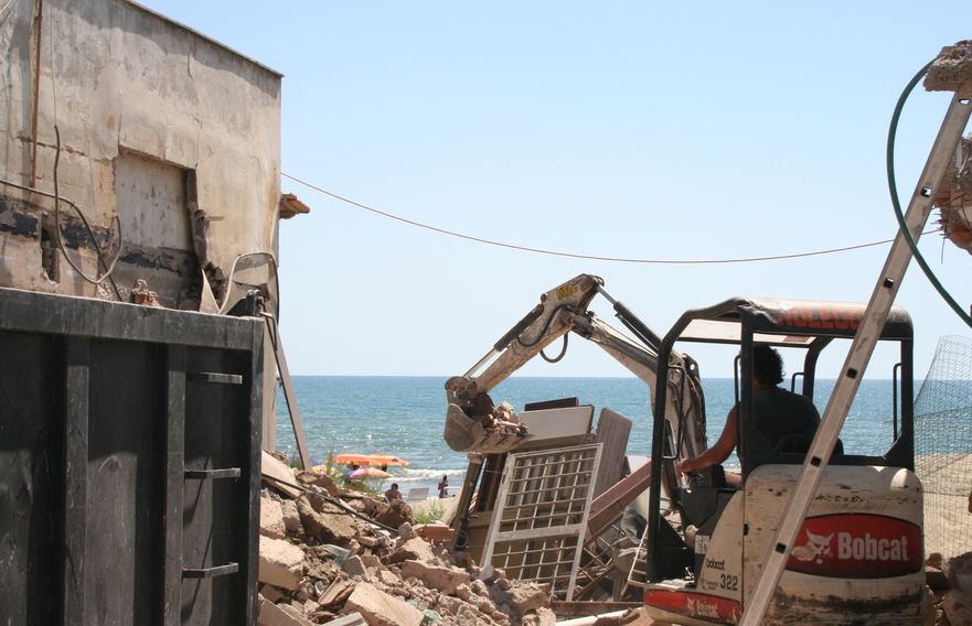 Una legge dell'Ars blocca le demolizioni delle case abusive. La denuncia di Claudia Mannino – I ...