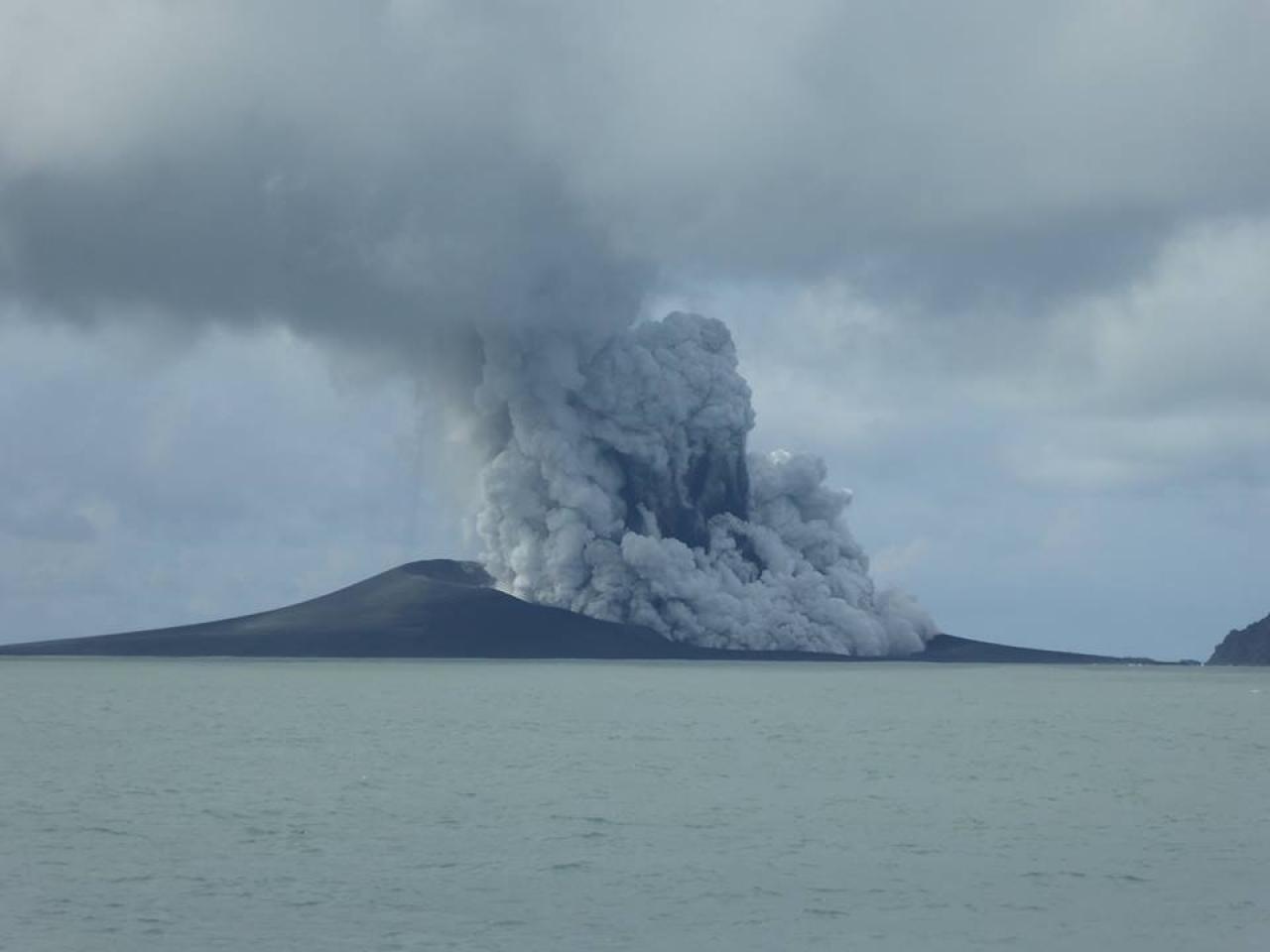 Nell'arcipelago della Tonga esplode un vulcano sottomarino provocando ...